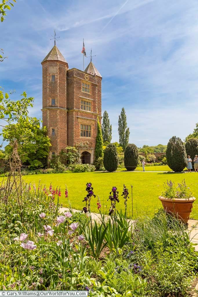 Exploring Sissinghurst Castle Garden in bloom - Our World for You